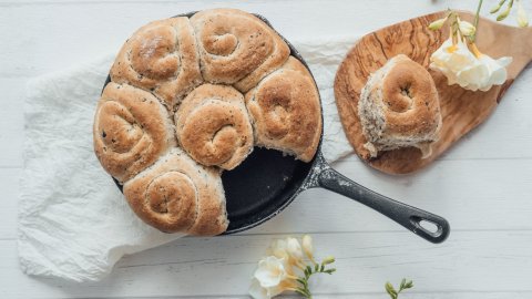 Savoury Rose Bread with olives and thyme | Yuzu Bakes
